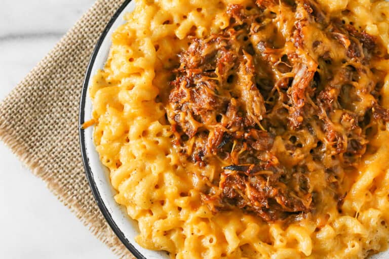 Pulled Pork Mac and Cheese - the piggy mac of your dreams!