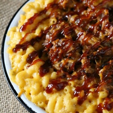 Pulled Pork Mac and Cheese - the piggy mac of your dreams!