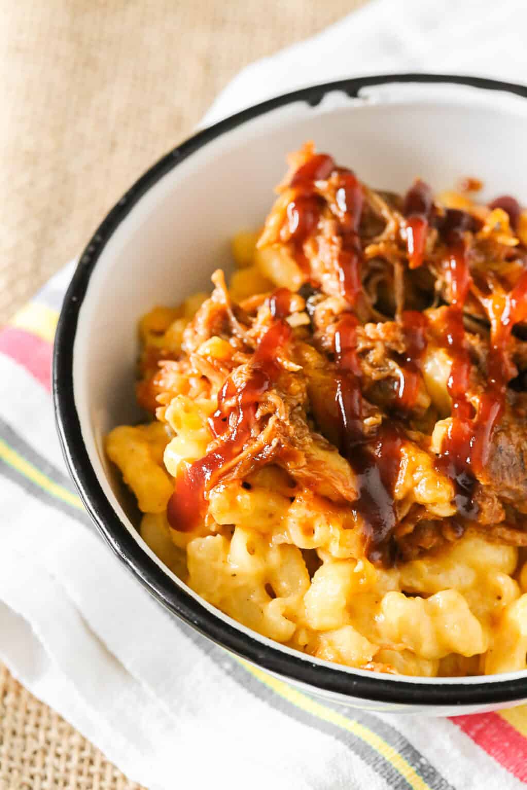 Pulled Pork Mac and Cheese - the piggy mac of your dreams!